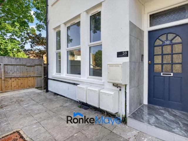 Apartment at Hainthorpe Road, Greater London