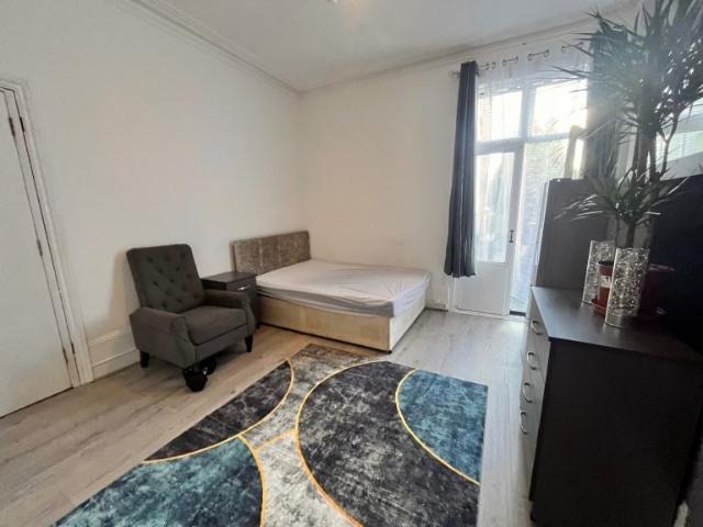 Apartment at Hainthorpe Road, Greater London