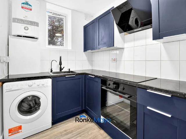 Apartment at Hainthorpe Road, Greater London