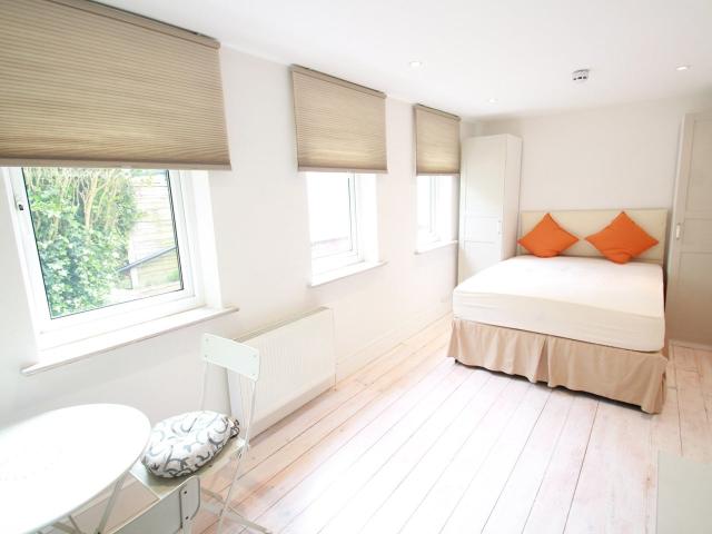 Apartment at Hale Lane, Greater London