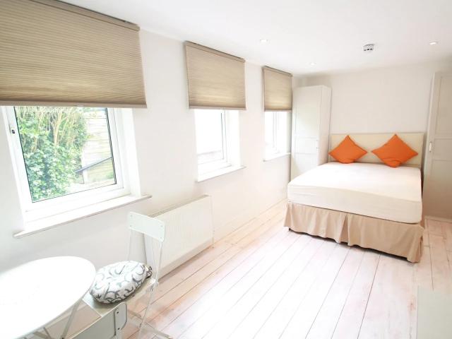 Apartment at Hale Lane, Greater London