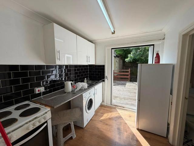 Apartment at Halt Robin Road, Greater London