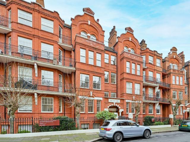 Apartment at Hamlet Gardens, Greater London