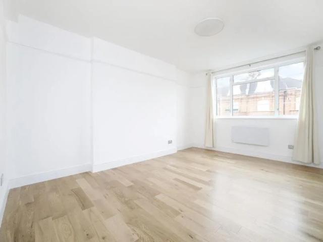 Apartment at Hamlet Gardens, Greater London