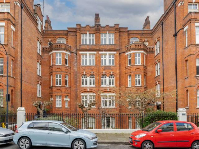 Apartment at Hamlet Gardens, Greater London