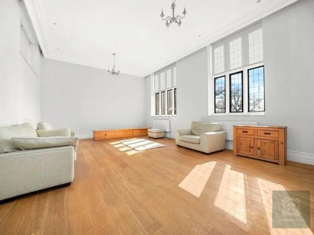 Apartment at Hammers Lane, Greater London