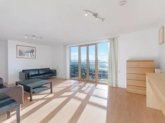 Apartment at Hanover Avenue, Greater London