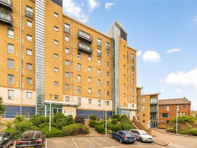 Apartment at Hanover Avenue, Greater London