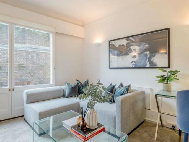 Apartment at Hanover Gate Mansions, City of Westminster