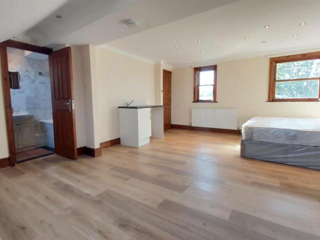 Apartment at Harpenden Road, Greater London