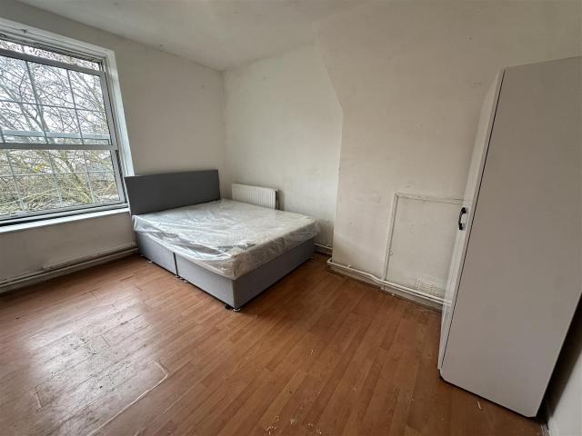 Room at Harper Road, Greater London
