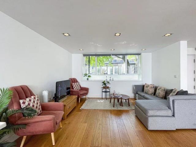 Apartment at Hartham Road, Greater London