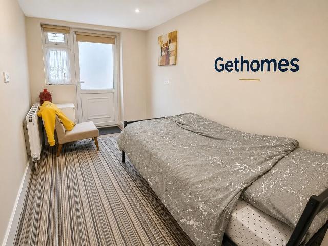 Apartment at Heybridge Drive, Greater London