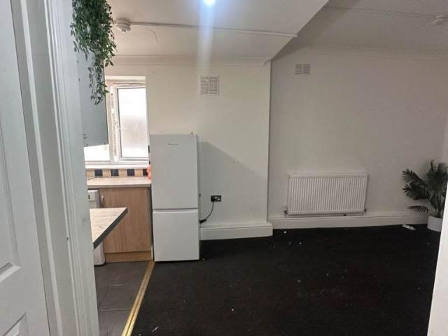 Apartment at Heath Park Road, Greater London