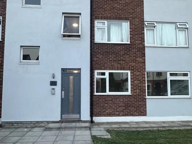 Apartment at Heathcote Grove, Greater London
