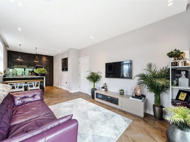 Apartment at Heather Close, Greater London