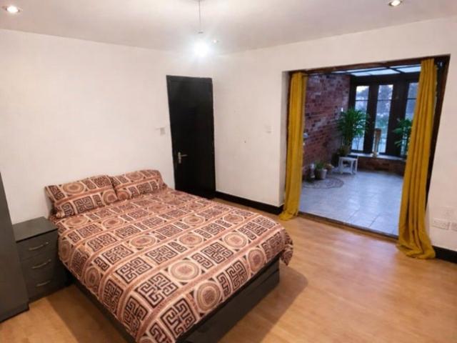 Room at Heathfield Avenue, Birmingham