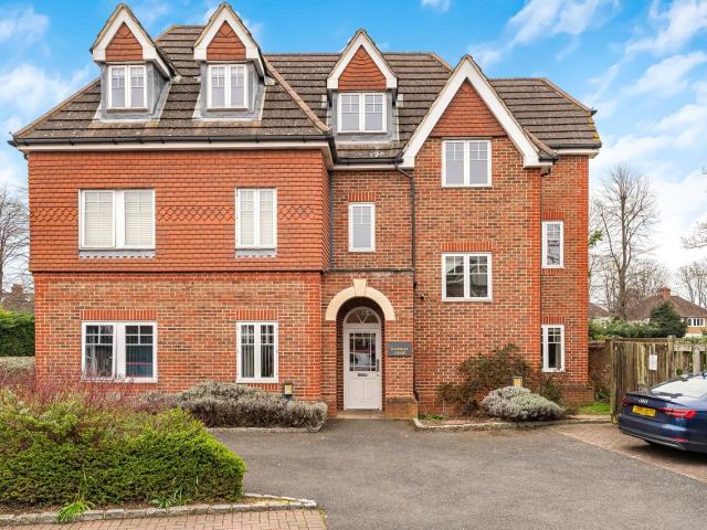 Apartment at Heathlands Close, Borough of Spelthorne