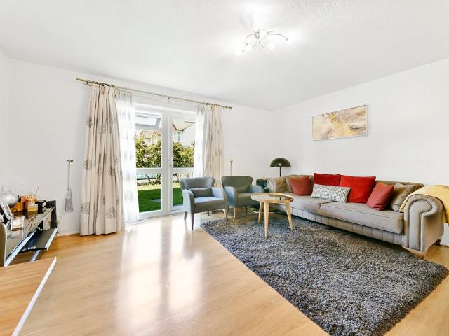 Apartment at Henfield Road, Greater London