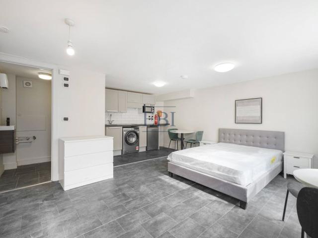 Apartment at Hermitage Lane, Greater London
