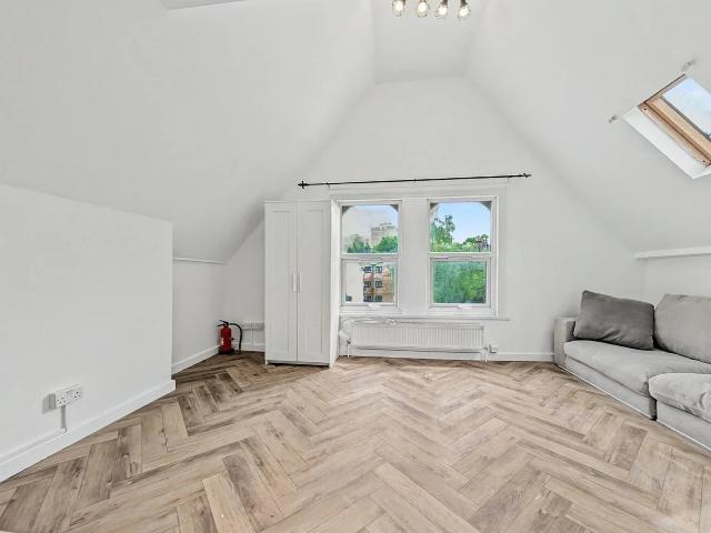 Apartment at Hermitage Road, Greater London