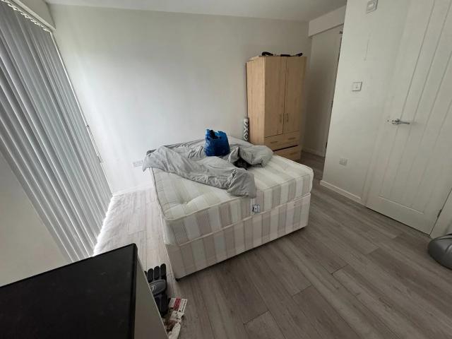 Apartment at High Level Drive, Greater London