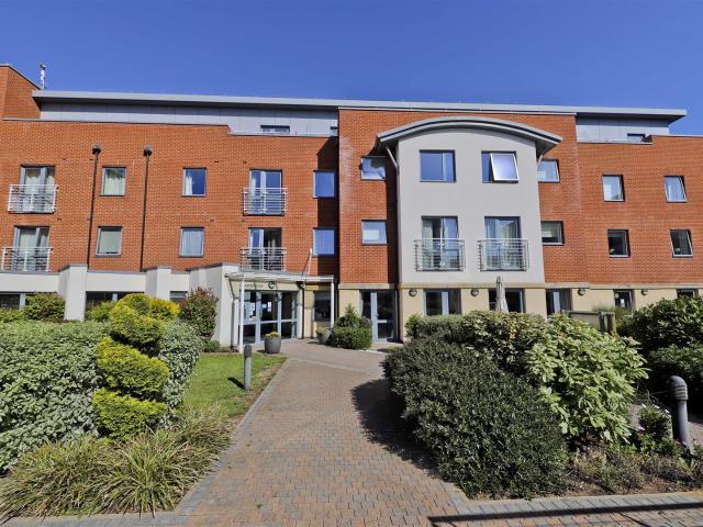 Apartment at High Road Ickenham, Greater London