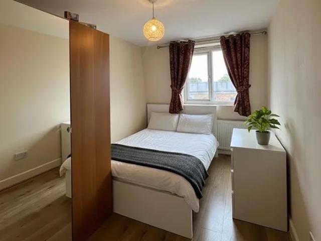 Apartment at High Street Colliers Wood, Greater London
