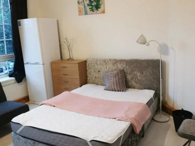 Room at High Street, Greater London