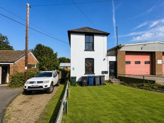 Apartment at High Street, Lane End