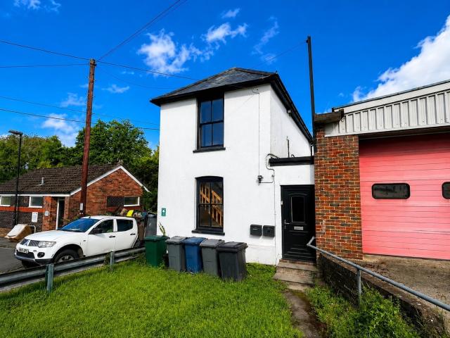 Apartment at High Street, Lane End