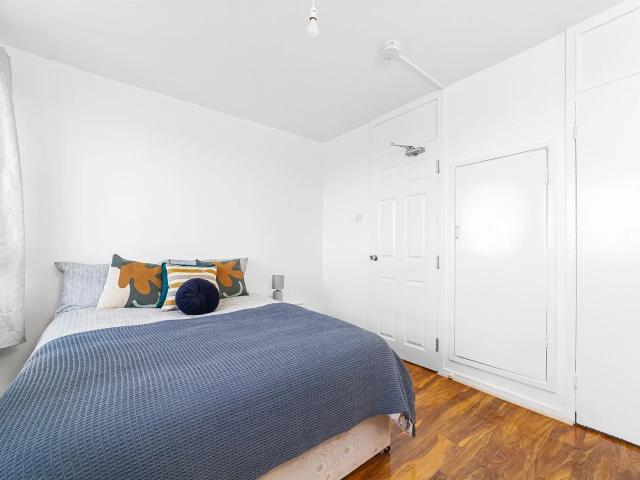 Apartment at Highcliffe Drive, Greater London