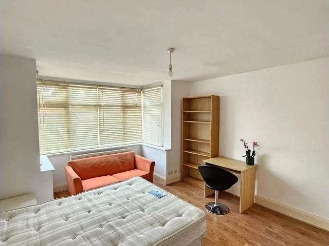 Apartment at Highfield Avenue, Greater London