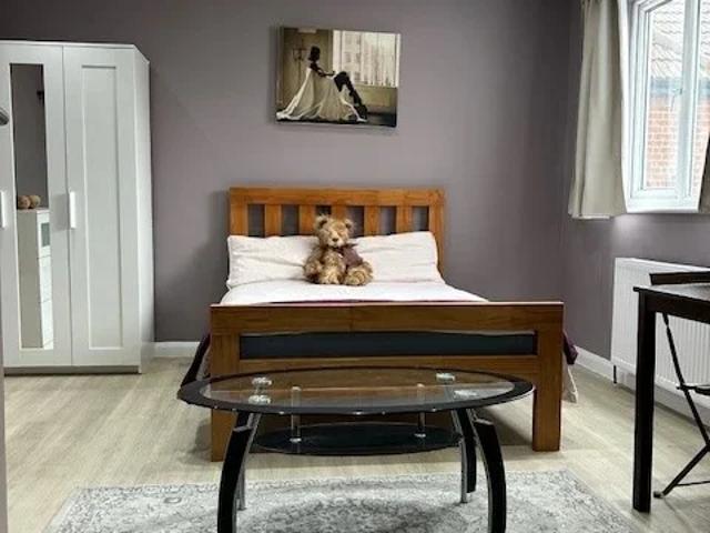 Apartment at Highfield Avenue, Greater London