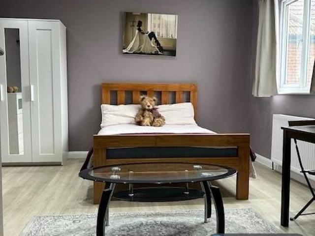 Apartment at Highfield Avenue, Greater London