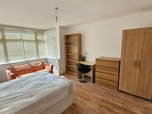 Apartment at Highfield Avenue, Greater London