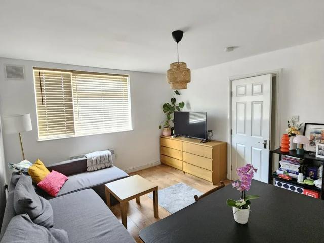 Apartment at Highfield Avenue, Greater London