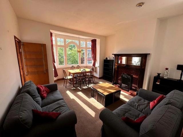 Apartment at Highlands Avenue, Greater London