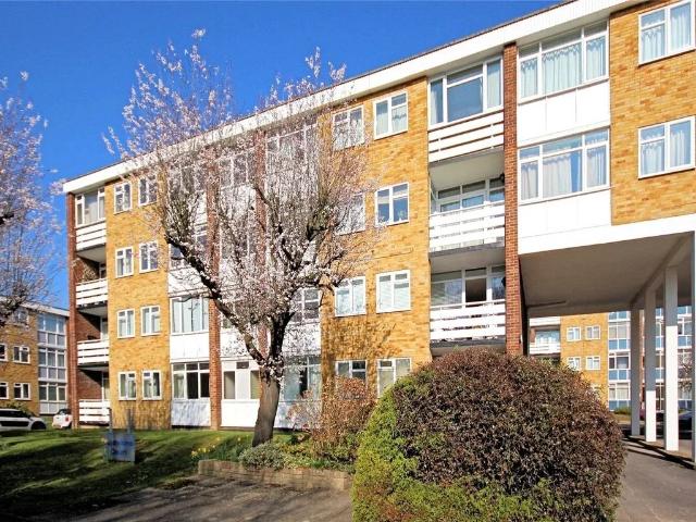 Apartment at Hill View Road, Woking
