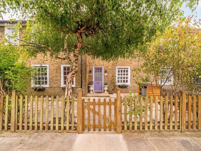 Apartment at Hill Farm Road, Greater London