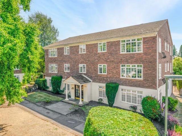 Apartment at Hillcrest, Elmbridge