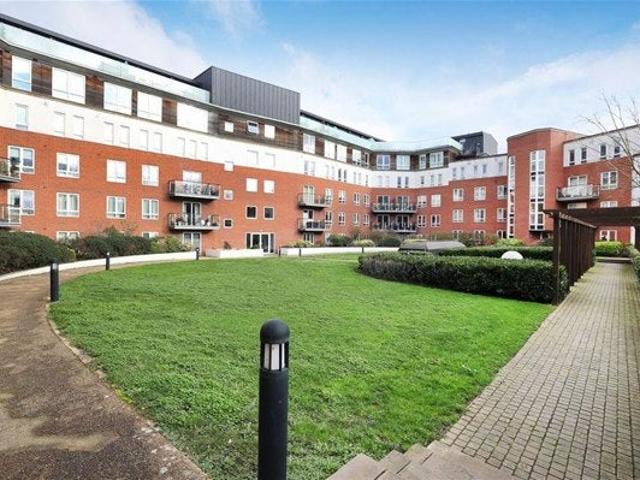 Apartment at Hillcrest Road, Greater London