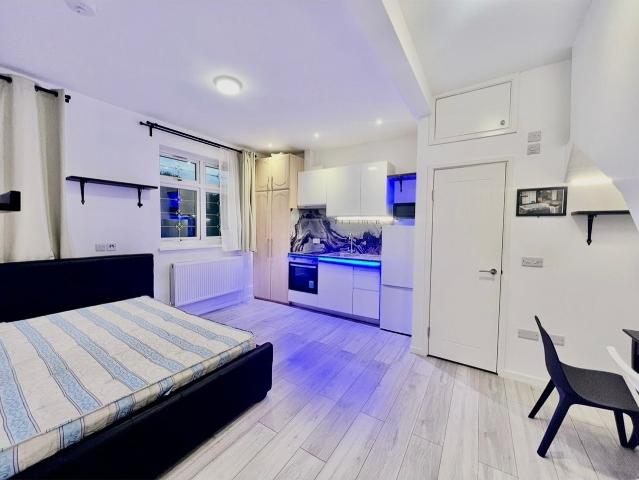 Apartment at Hillcroft Crescent, Greater London