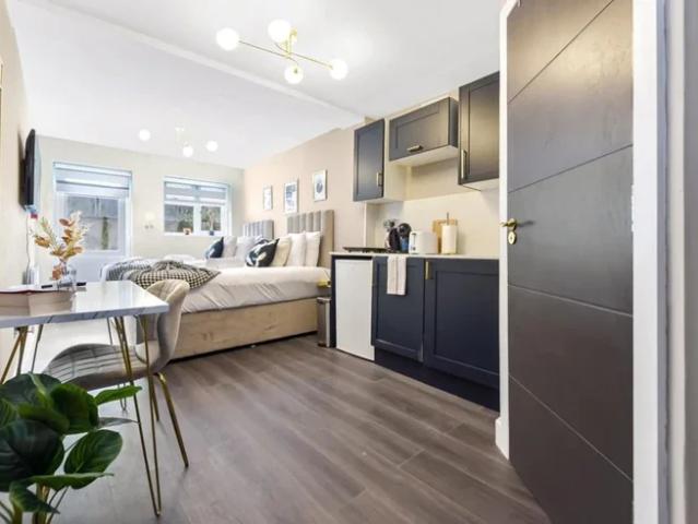 Apartment at Hillside Road, Greater London