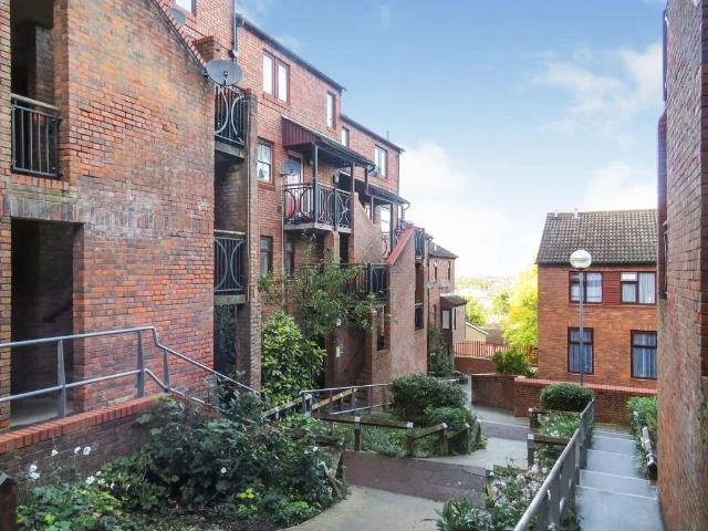 Apartment at Hilltop Court, Luton