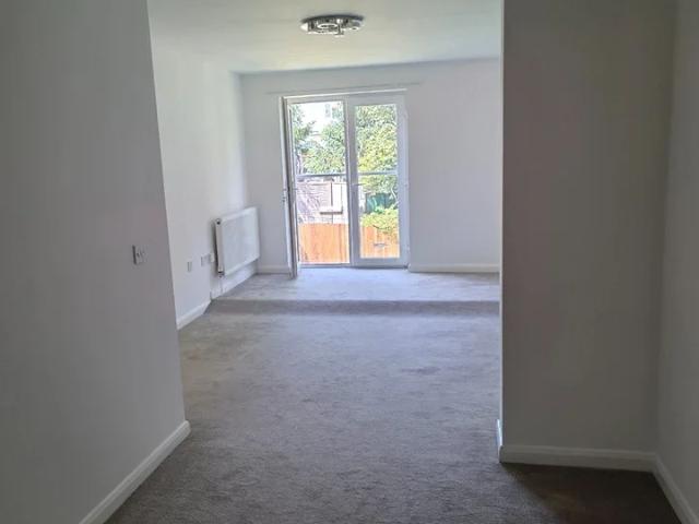 Apartment at Hillview Gardens, Greater London