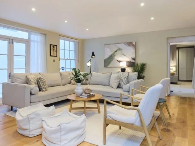 Apartment at Hyde Park Gardens Mews, City of Westminster