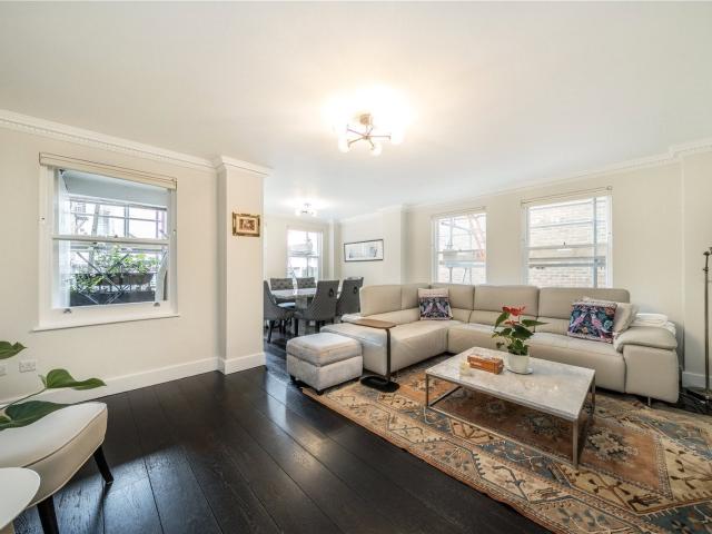 Apartment at Hyde Park Gate, Greater London