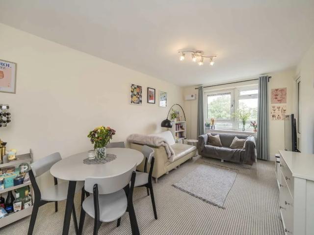 Apartment at Hydethorpe Road, Greater London