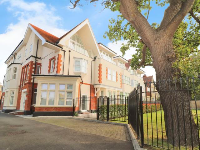 Apartment at Imperial Avenue, Southend on Sea